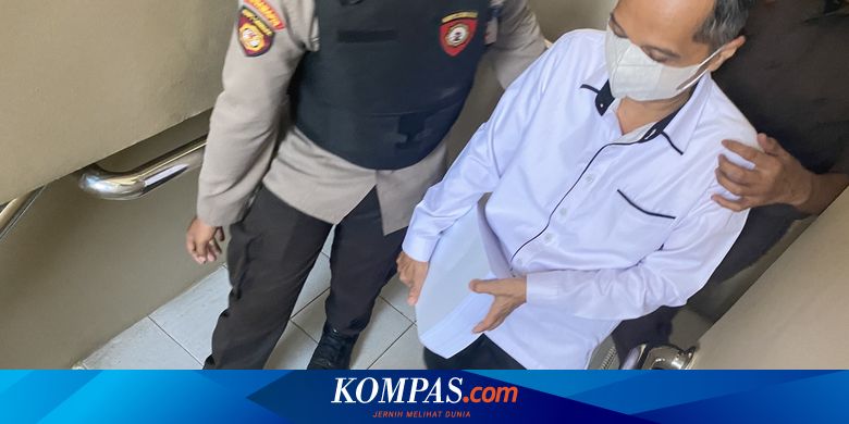 Dituntut 12 Tahun Penjara, Eks Rektor Unila Karomani: Di Universitas Lain Juga Ada Titip Menitip