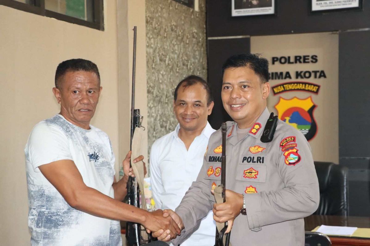 Warga Bima Serahkan 2 Pucuk Senpi Rakitan yang Digunakan untuk Berburu ...