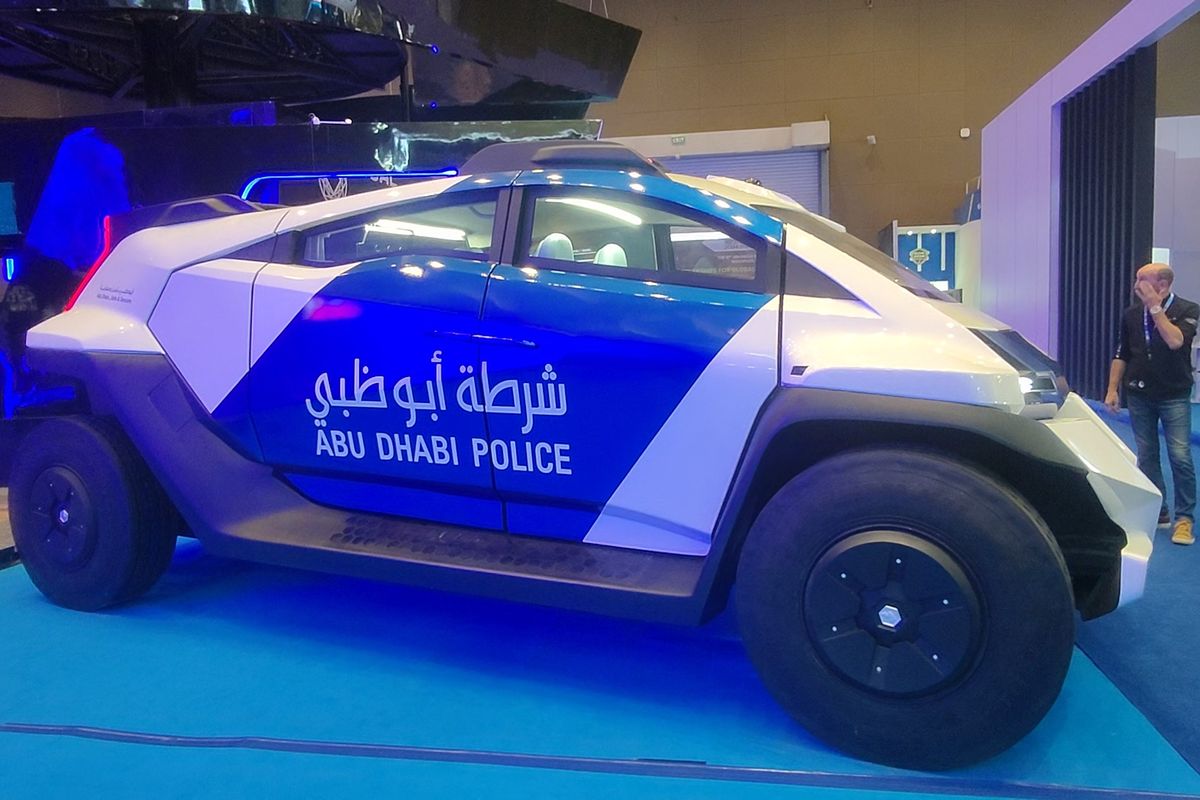 Mobil Polisi Abu Dhabi Curi Perhatian Sejumlah Jenderal di Indo Defence ...