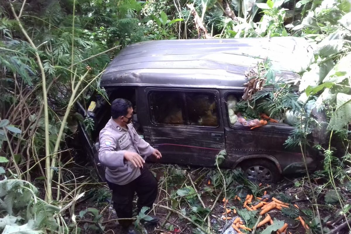 Mobil Sayur Rem Blong Masuk Jurang, Pasutri yang Jadi Korban Panjat ...