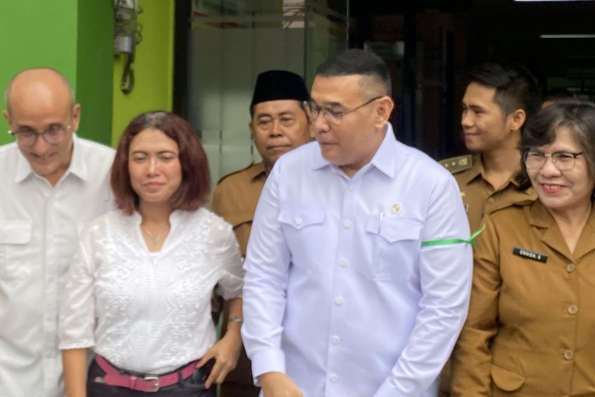 Wamen ATR/BPN Pakai Pita Hijau Saat Tinjau Cek Kesehatan Gratis di ...