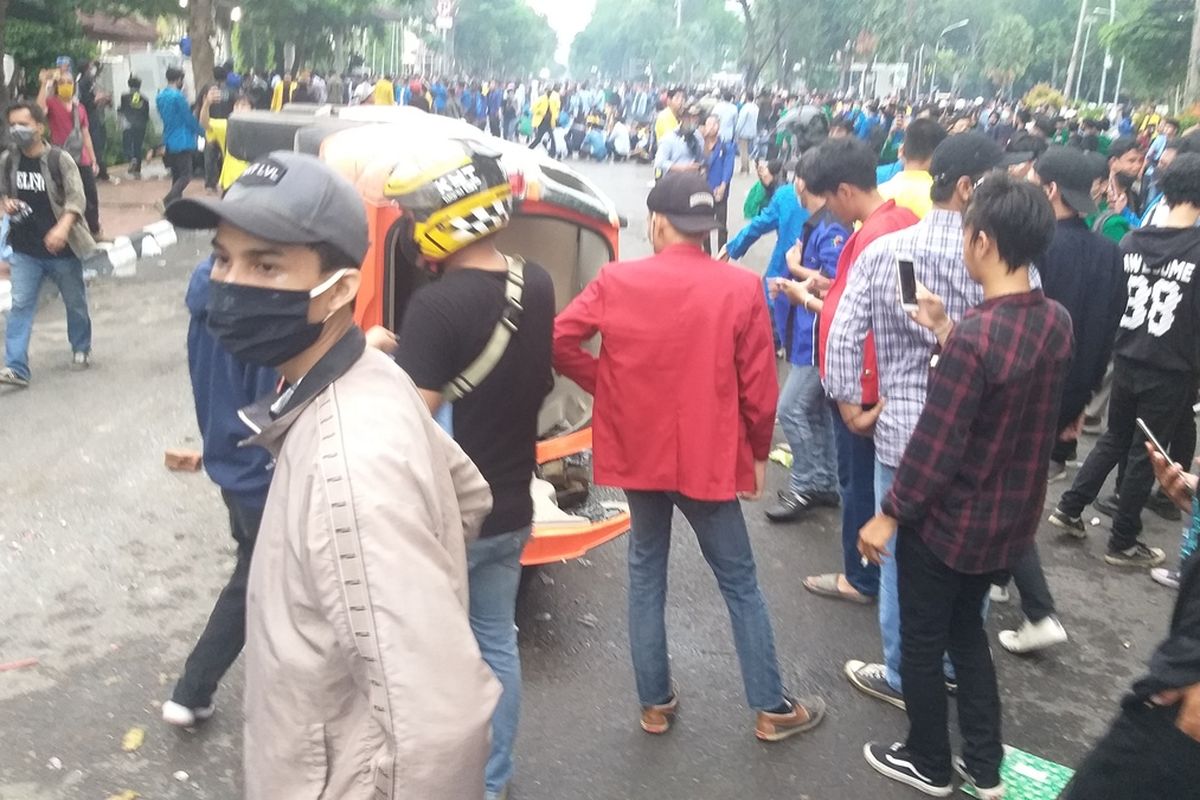 5 Mahasiswa Perusak Mobil Polisi Saat Demo UU Cipta Kerja Dituntut 2 ...