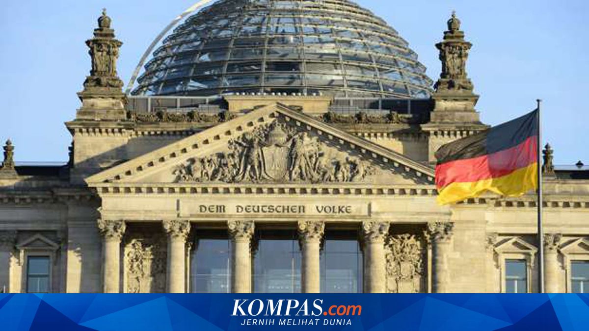 Beri Hormat Ala Hitler di Muka Reichstag-Berlin, 2 Turis China Dibekuk