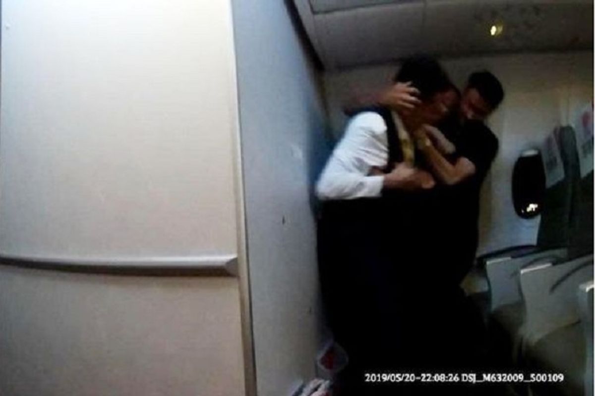 Ingin Telepon Keluarga, Pria Ini Coba Buka Pintu Darurat Pesawat Ingin Telepon Keluarga, Pria Ini Coba Buka Pintu Darurat Pesawat