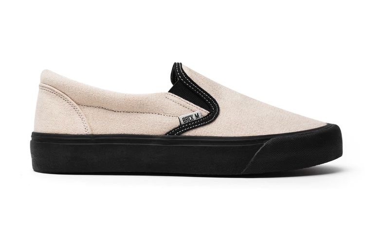 5 Rekomendasi Sepatu Slip on Pria, Harga mulai Rp 94.000