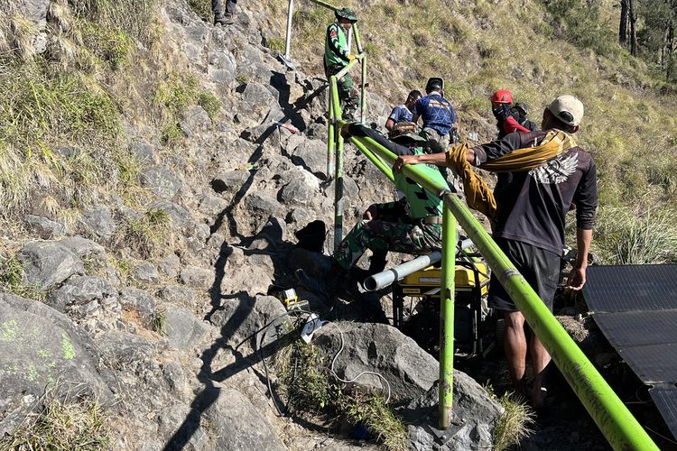 Jalur Bahaya Pelawangan Sembalun ke Segara Anak Gunung Rinjani Diberi Tangga