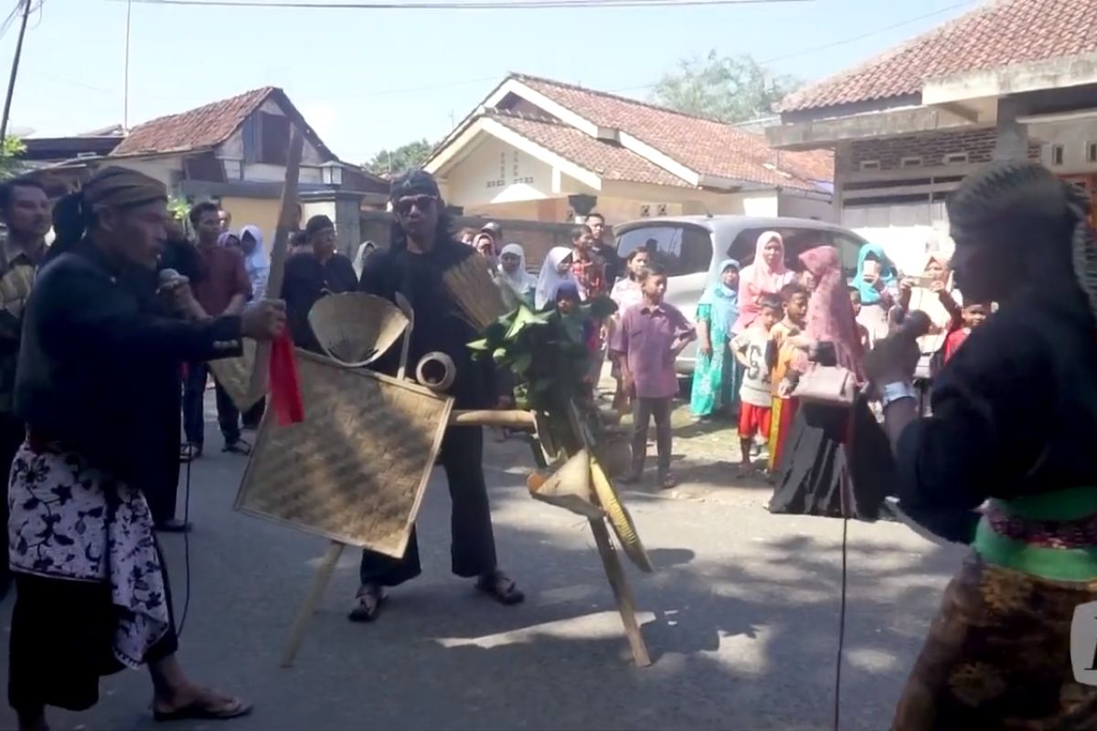 Begalan dalam Tradisi Pernikahan Banyumasan: Asal-usul, Properti ...
