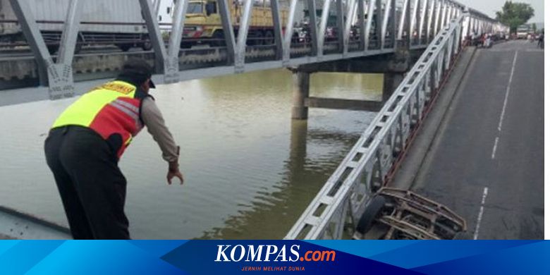 [FAKTA] Jembatan Babat Ambruk, Tiga Truk Terjun ke Sungai