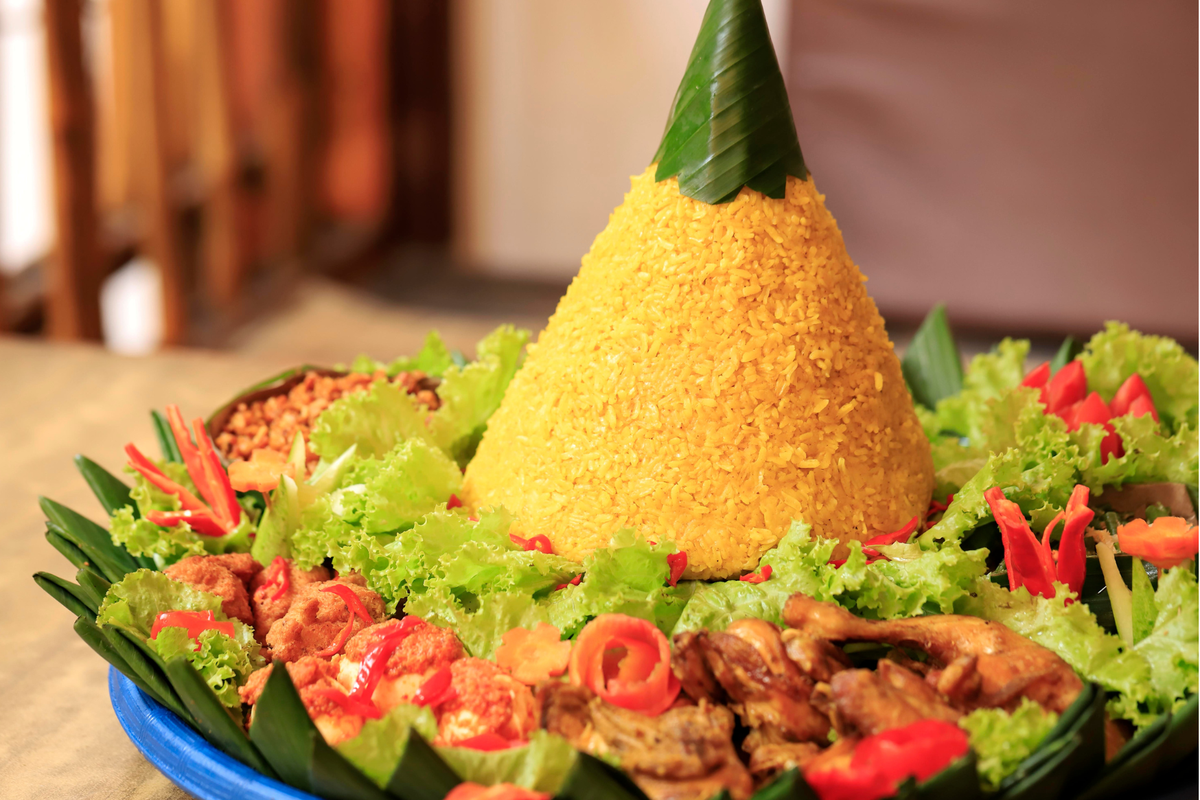 Resep Nasi Tumpeng Sederhana, Apa Saja Isian Lauknya?