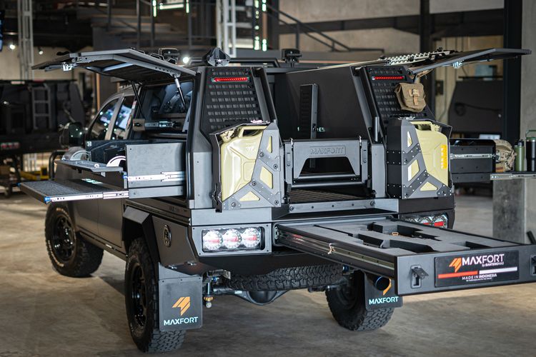 Maxfort Ubah Toyota Hilux Jadi Kendaraan Taktis