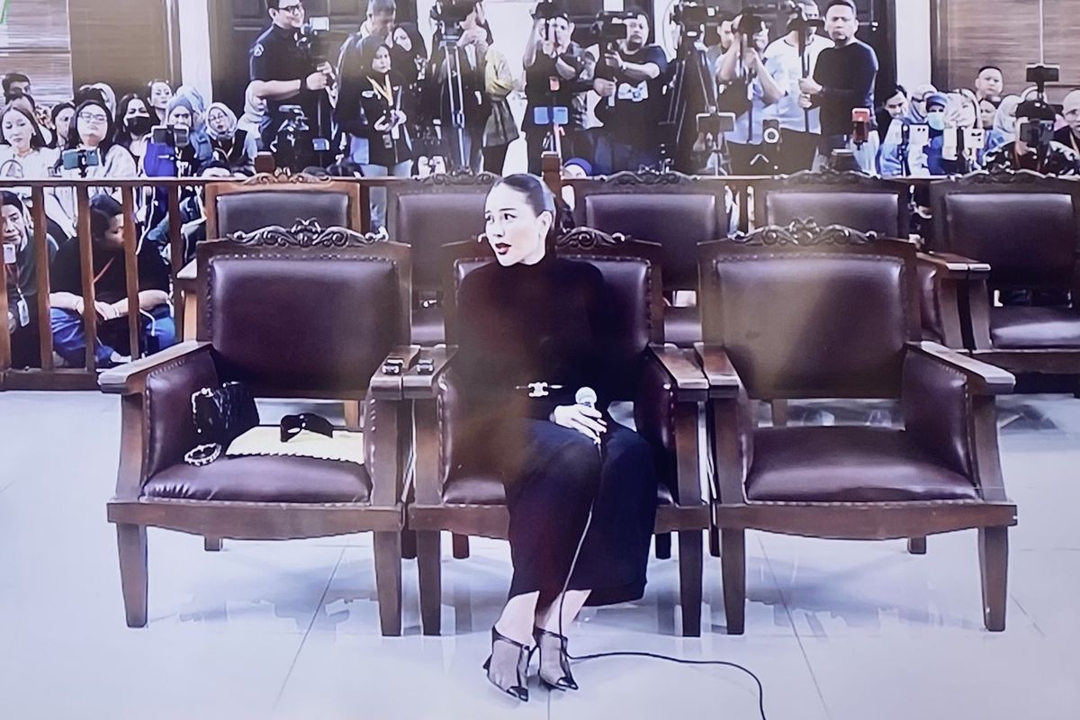 Tampil Modis Serba Hitam, Nikita Mirzani Jadi Saksi dalam Sidang Asistennya