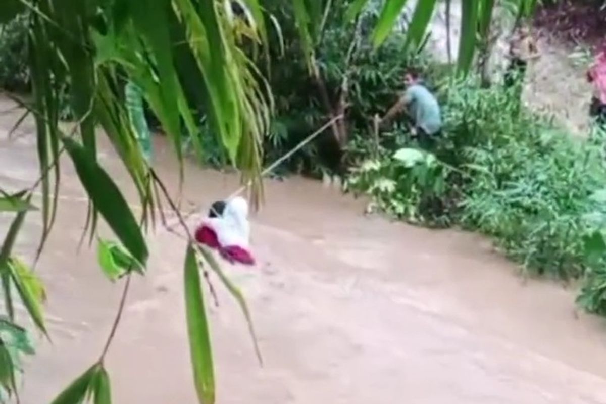 Video Viral Siswa SD Menyeberang Sungai Banjir di Padanglawas Utara