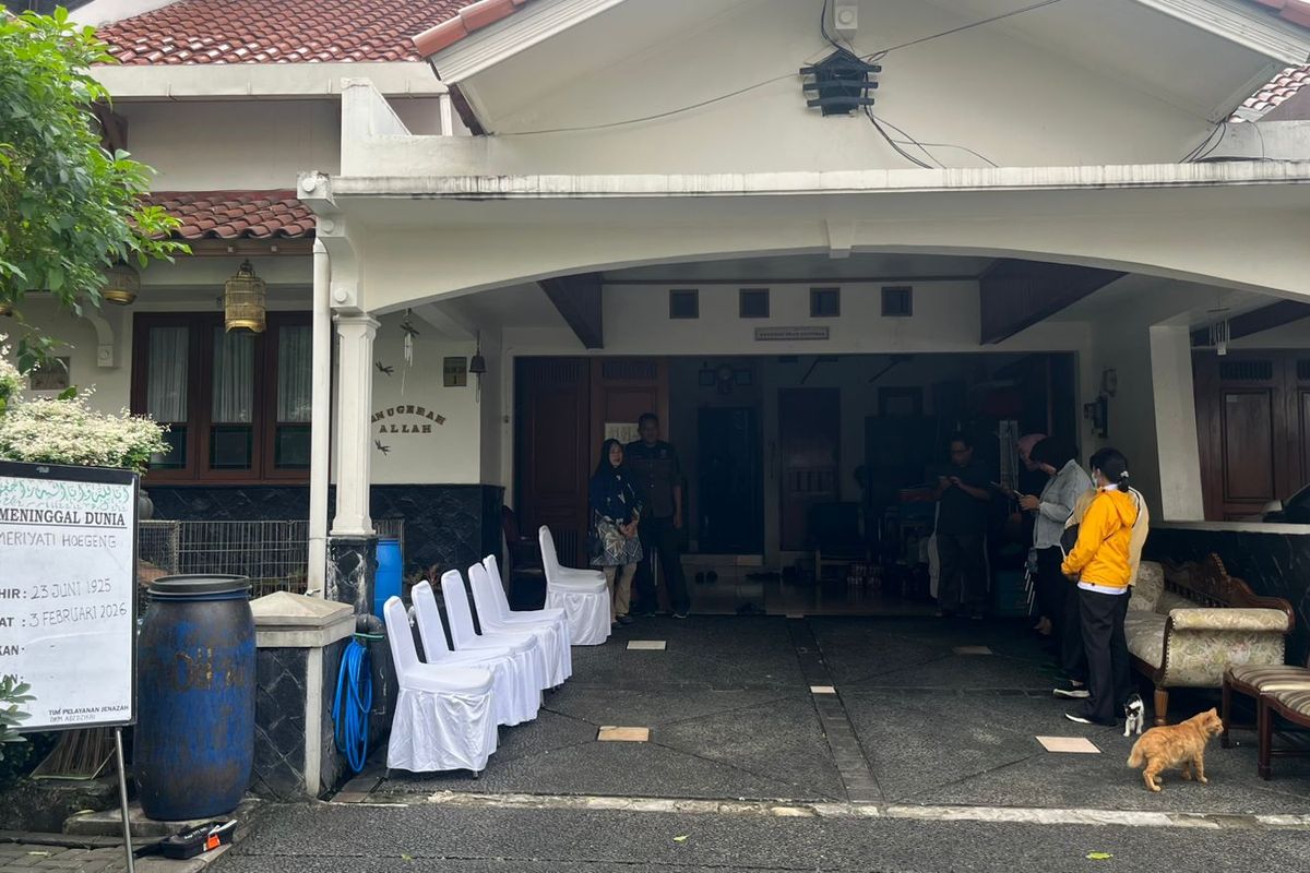 Meriyati Hoegeng Meninggal, Karangan Bunga Berjejer di Rumah Duka