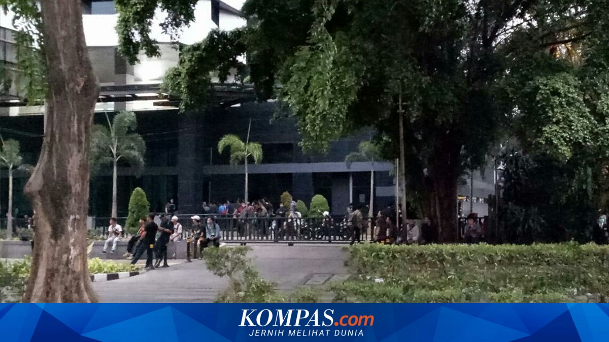 Rusuh di Senayan, Pekerja Tertahan Tak Bisa Pulang