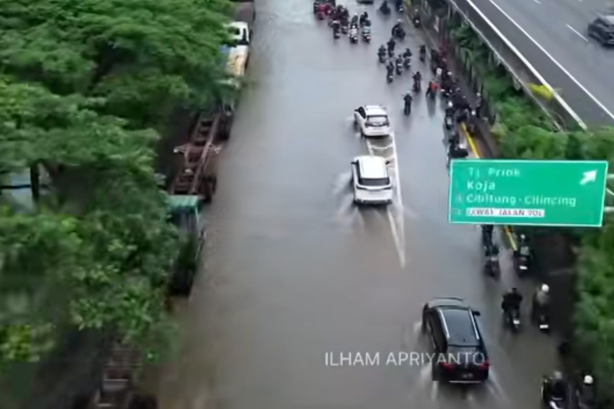 Jalan Raya Cakung Cilincing Masih Terendam Banjir Setinggi 25 Cm