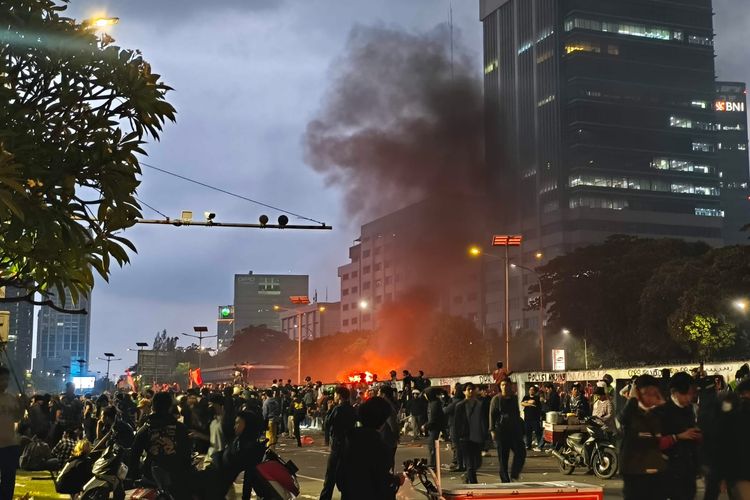 Massa Aksi di Depan Gedung DPR Memanas