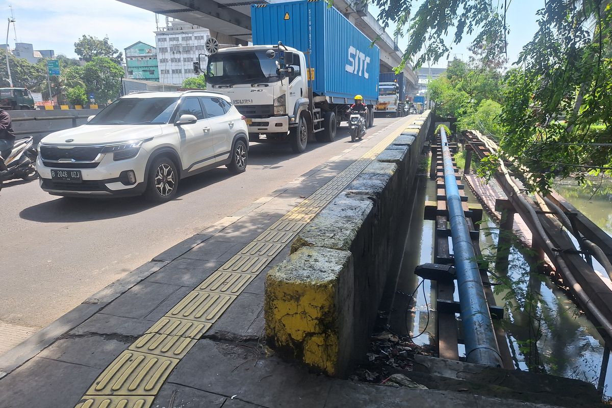 Pagar Besi Pembatas Jembatan Buntung di Koja Hilang Dicuri Maling