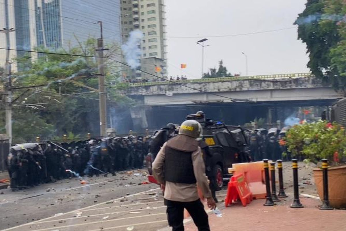 Demo 28 Agustus di DPR Ricuh, Bentrokan Meluas hingga Kolong Flyover ...