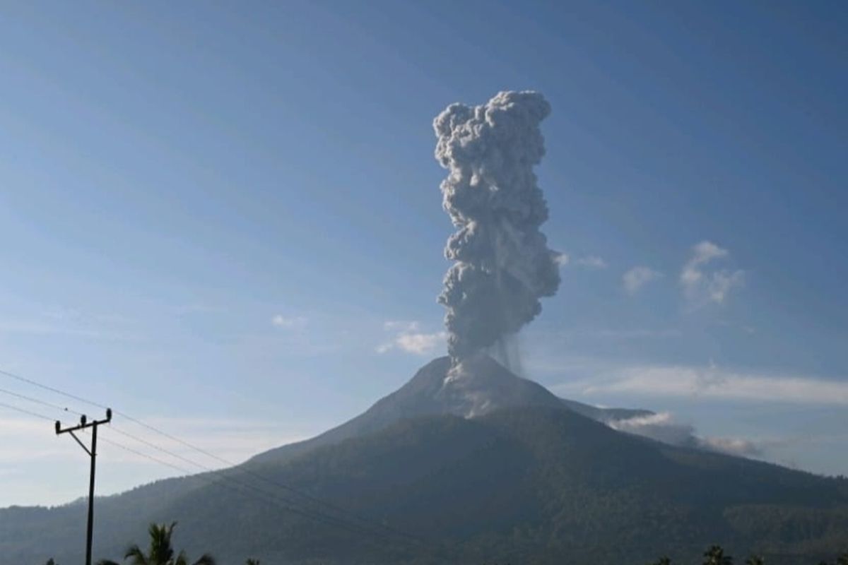 Gunung Lewotobi Meletus Lagi Pagi Ini, Tinggi Kolom Abu 900 Meter