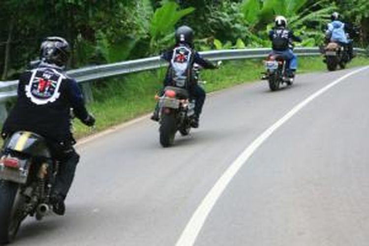 ”Touring” Perdana Penggemar Triumph Indonesia
