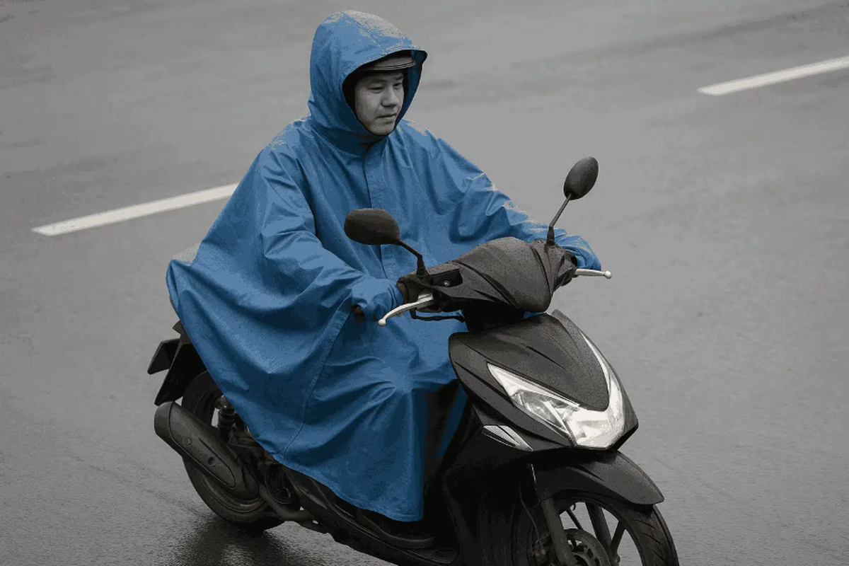 Pakai Jas Hujan Model Ponco Bisa Picu Kecelakaan