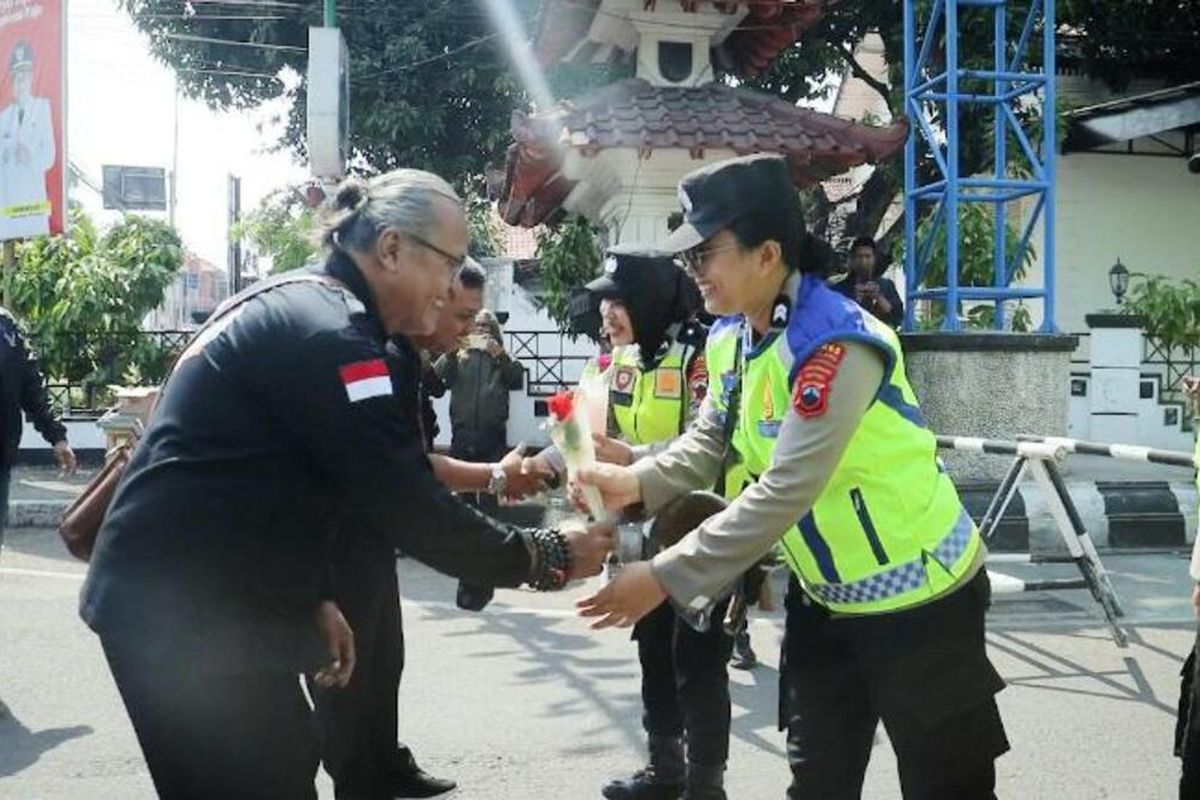 Pemandangan Demo di Pemalang, Bunga Mawar dari Massa Dibalas Permen ...