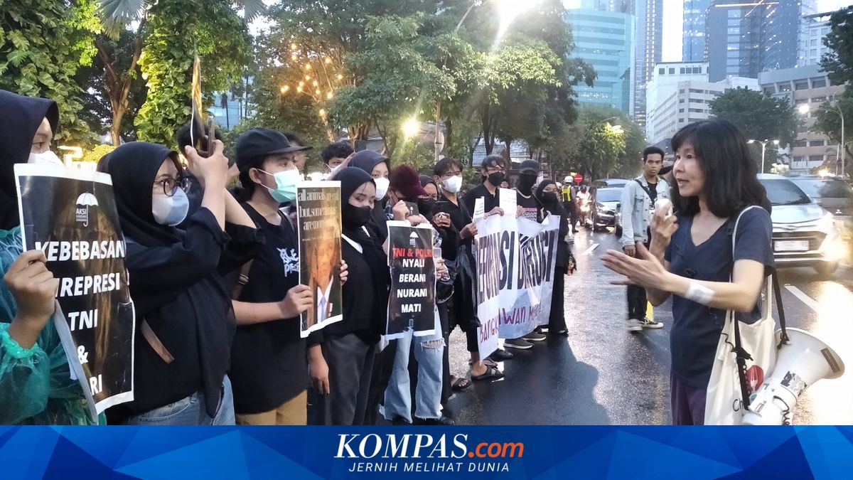 Massa Aksi Kamisan di Surabaya Bunyikan Kentongan Tanda Bahaya UU TNI