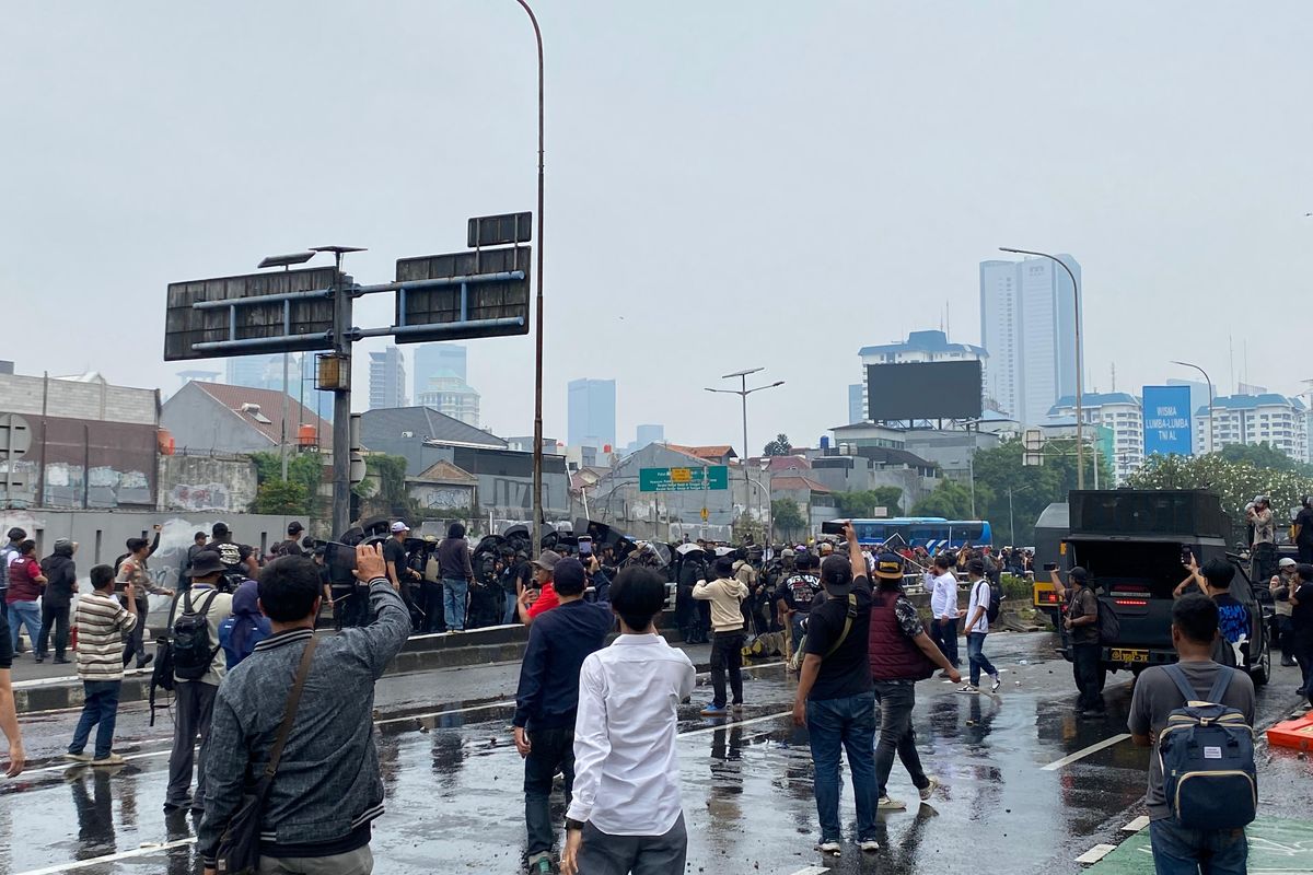 Demo 25 Agustus 2025: Tuntutan Bubarkan DPR Memanas di Jakarta