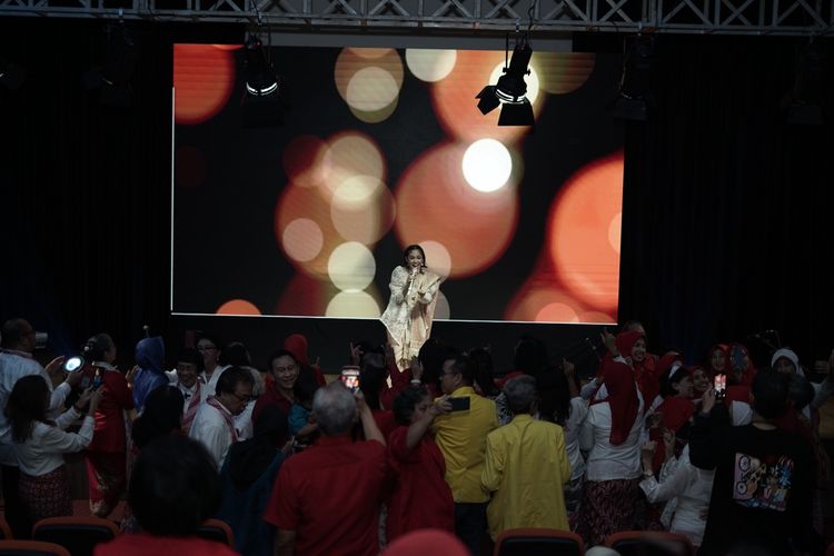 Guru Besar dan Alumni UI Baca Puisi di “Konser Kemerdekaan: Aku Melihat ...