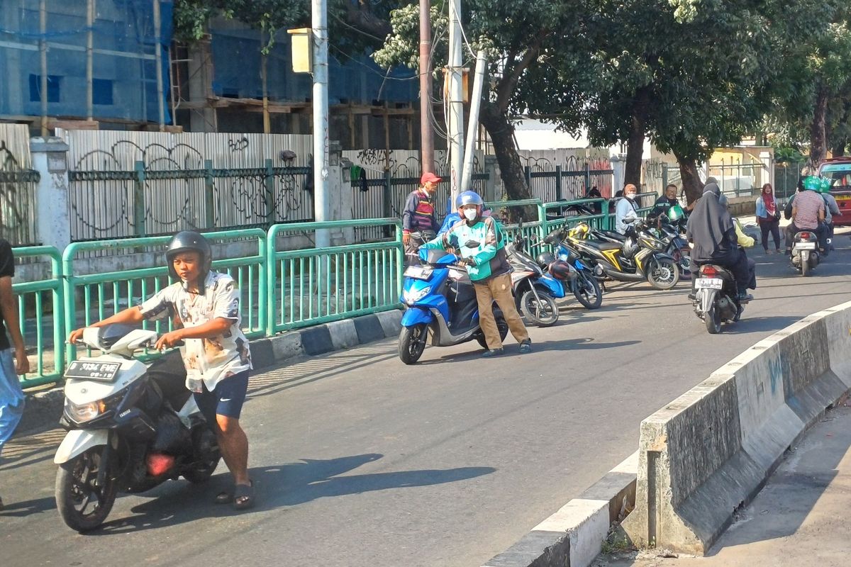 Dorong Motor Seolah Mogok, Akal-akalan Pengendara di Pasar Minggu agar ...