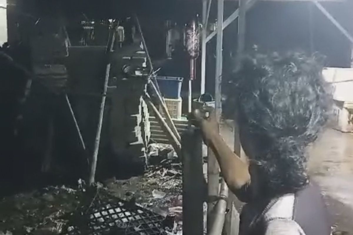 Kades Kohod Arsin Jadi Tersangka, Warga Nyalakan Kembang Api