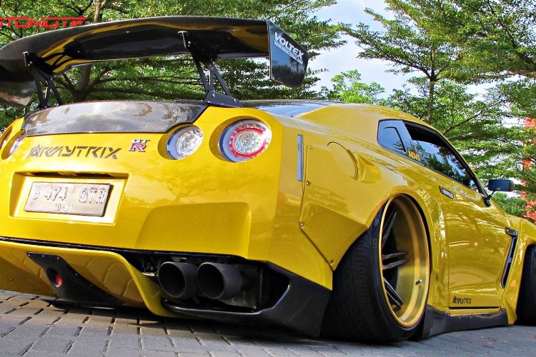 Nissan GTR Kuning "Rocket Bunny" dari Solo
