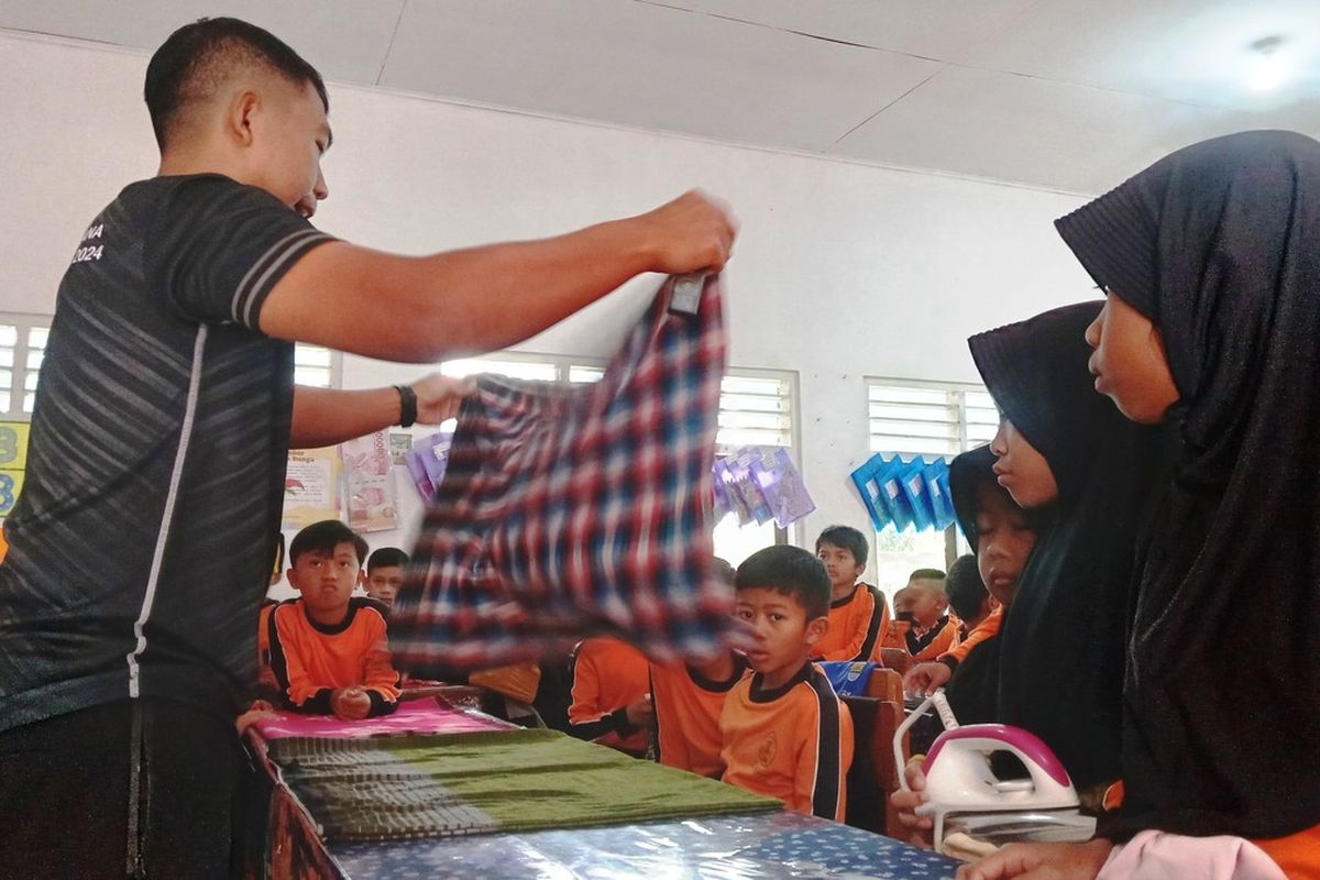 Sosok Dede, Guru PJOK yang Ajari Siswa Setrika dan Melipat Baju