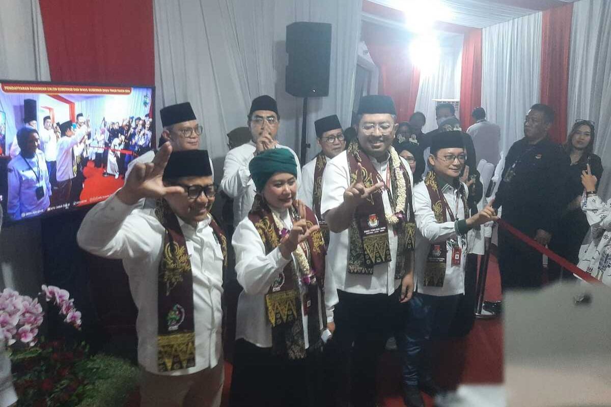 Pasangan Luluk-Lukman Diantar Cak Imin Mendaftar ke KPU Jatim