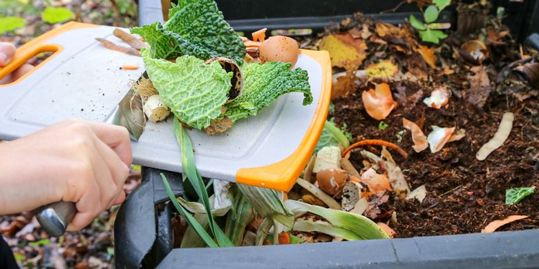 Cara Membuat Kompos dari Sampah Organik dengan Sistem Ember Tumpuk