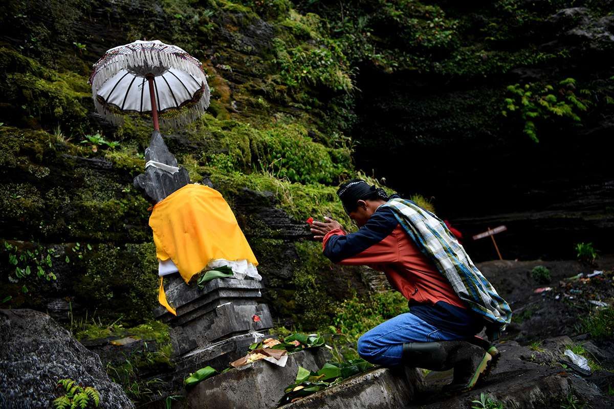 Upacara Yadnya Kasada, Ritual Warga Tengger Larung Kurban ke Kawah ...