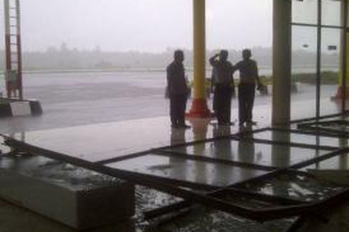 Gara-gara Angin Kencang, Dinding Kaca Ruang Tunggu Bandara Pecah