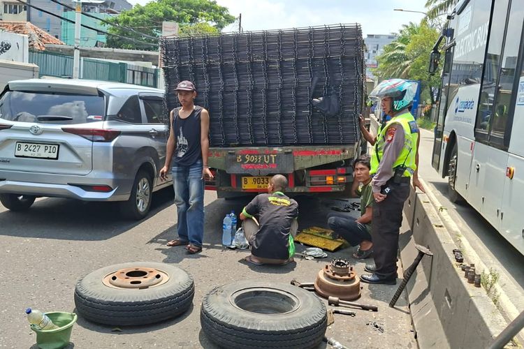 Berita Terkini Harian Truk%20Pengangkut%20Besi Terbaru Hari Ini ...