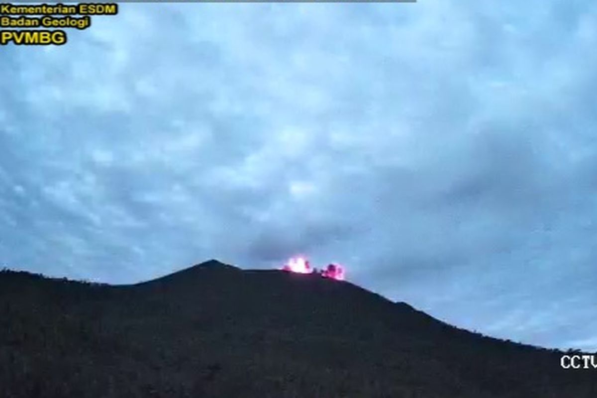 Gunung Ibu Meletus, Muntahkan Lava Pijar dan Sinar Api Setinggi 300 Meter