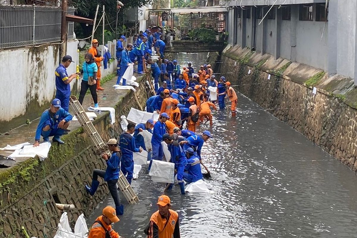 Atasi Banjir di Kebayoran Baru, Pemkot Jaksel Keruk Kali Jelawe ...