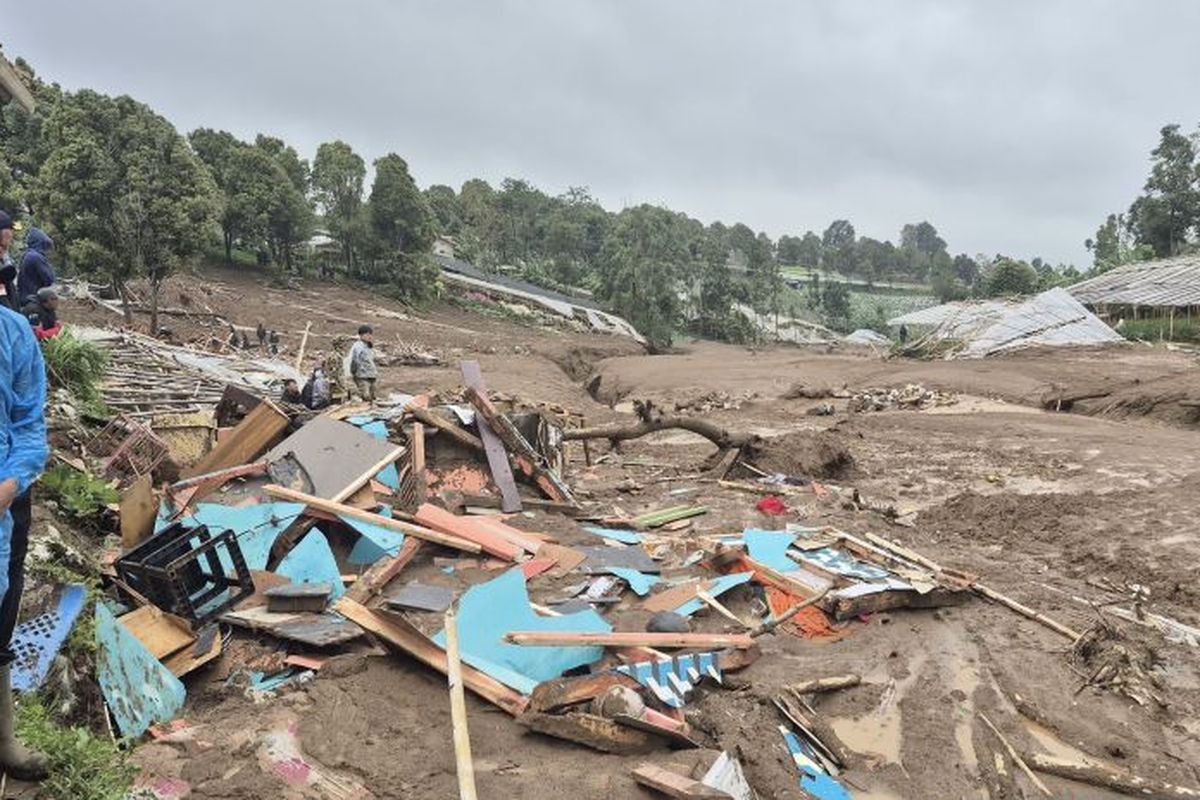 Hujan Deras Picu Tanah Longsor di Bandung Barat: 8 Meninggal, 82 Diduga ...