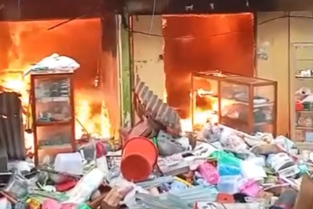 Kebakaran di Pasar Lombe Buton Tengah Hanguskan 10 Ruko
