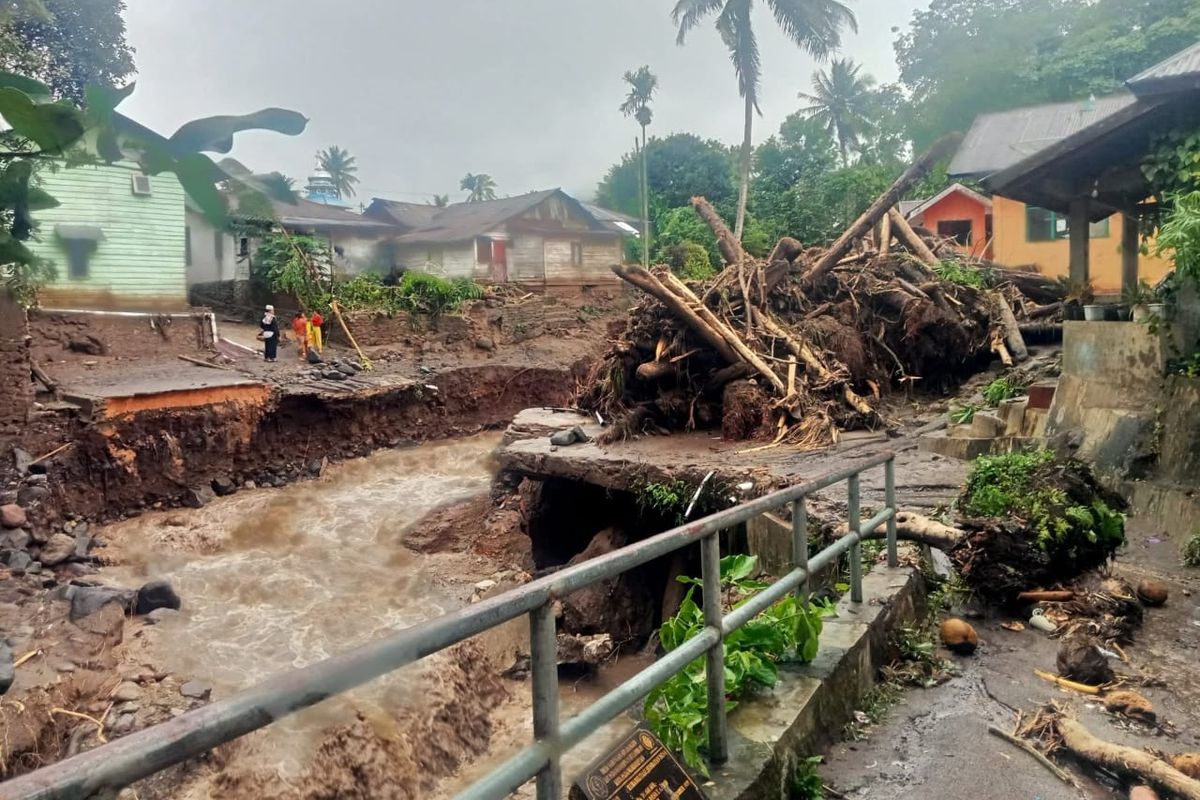 Satu Warga Tewas, 870 Terdampak Banjir dan Longsor di Padangsidimpuan