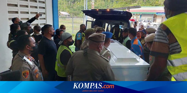Isak Tangis Keluarga di Ambon Iringi Kedatangan Jenazah Renal, Pekerja ...
