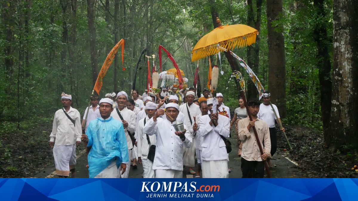 Saat Umat Hindu Gelar Persembahyangan di Pura Giri Salaka Alas Purwo