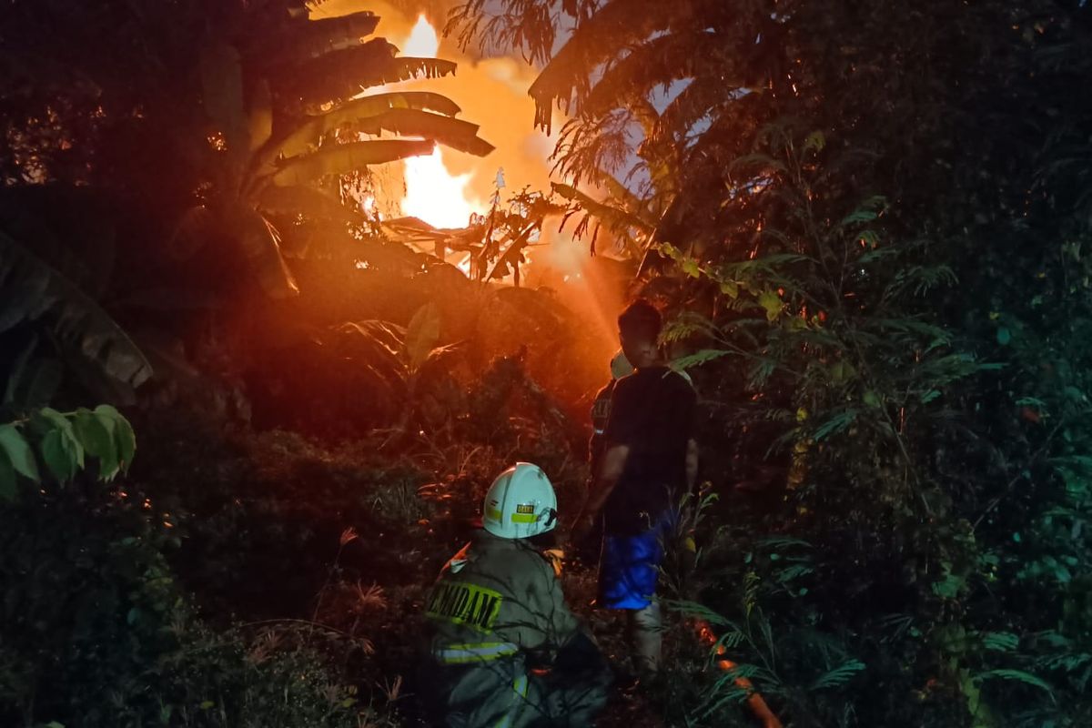 Tawuran Pecah di Kampung Bahari, Rumah Warga Jadi Sasaran Lemparan Bom ... Tawuran Pecah di Kampung Bahari, Rumah Warga Jadi Sasaran Lemparan Bom ...