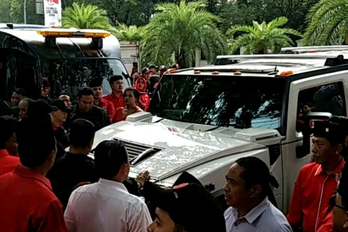 Saat Rombongan Hary Tanoe Diteriaki dan Dipaksa Menyingkir Massa PDI-P...