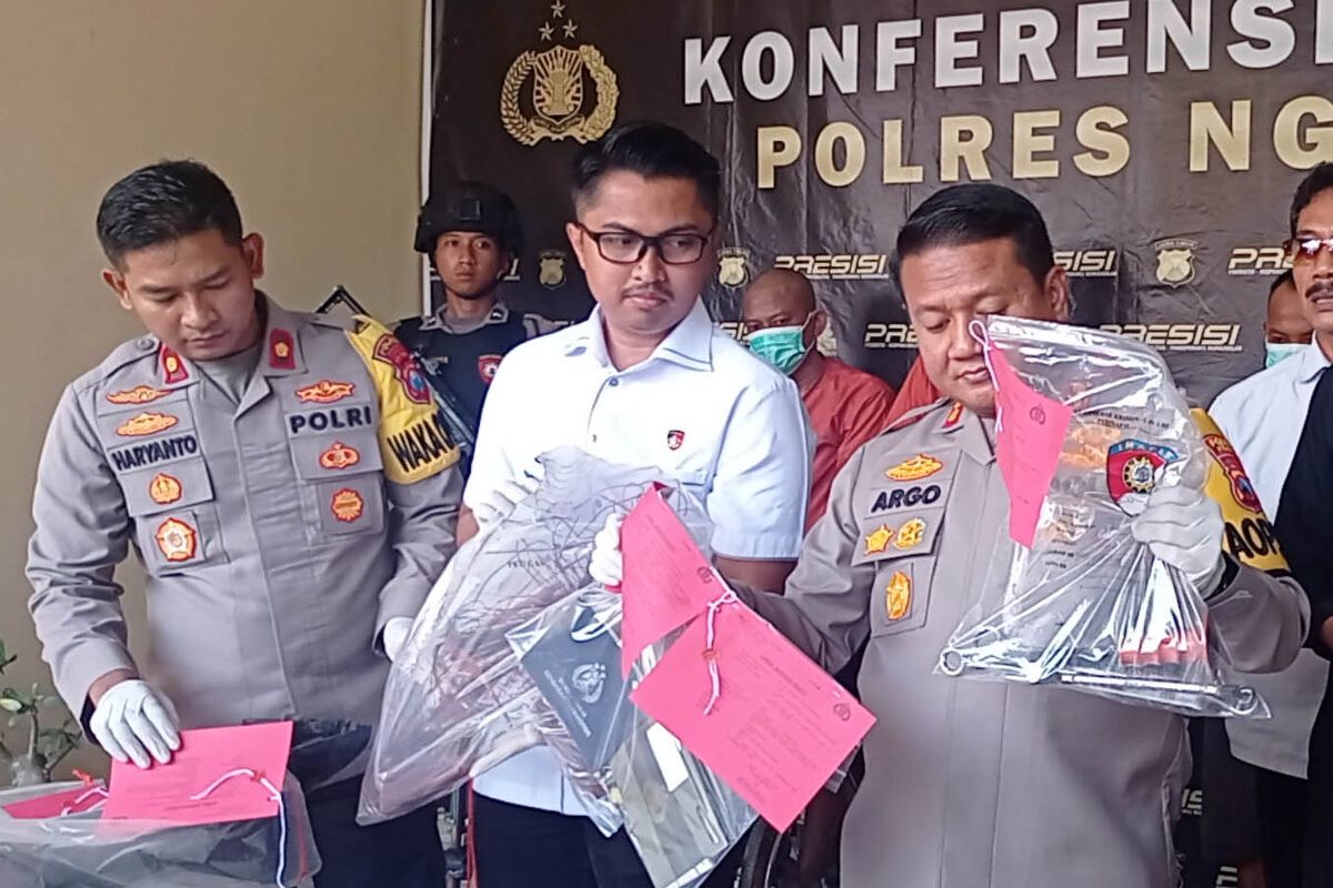2 WNA Terekam CCTV Mencuri Uang di Toko Sembako, Korban Merasa Linglung
