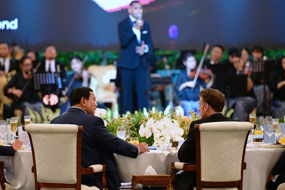 Bukan Wine, Seskab Tegaskan Prabowo Minum Jus Apel saat Jamu Macron