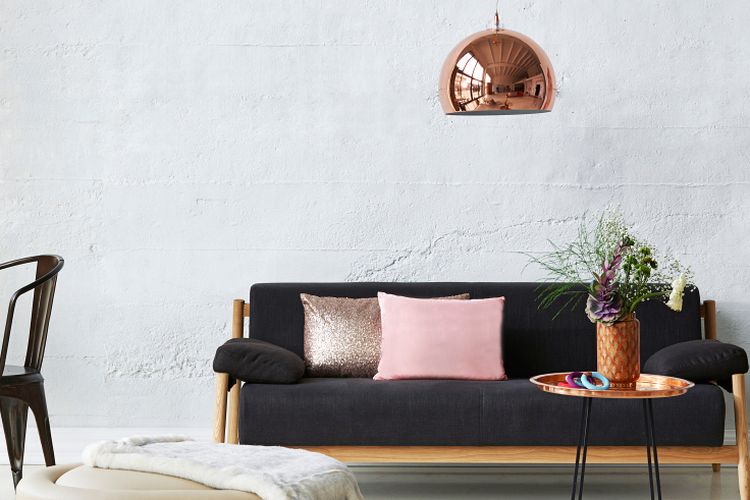 4 Tips Mendekorasi Ruang Tamu dengan Sofa Hitam